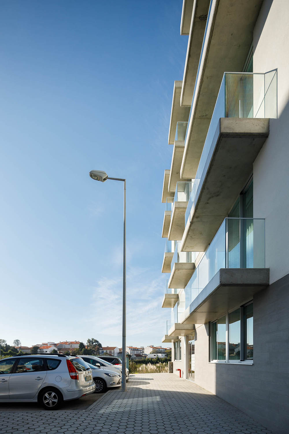 Edificio Multifamiliar no Canal Sao Roque em Aveiro do atelier S - Archiscene - Your Daily ...
