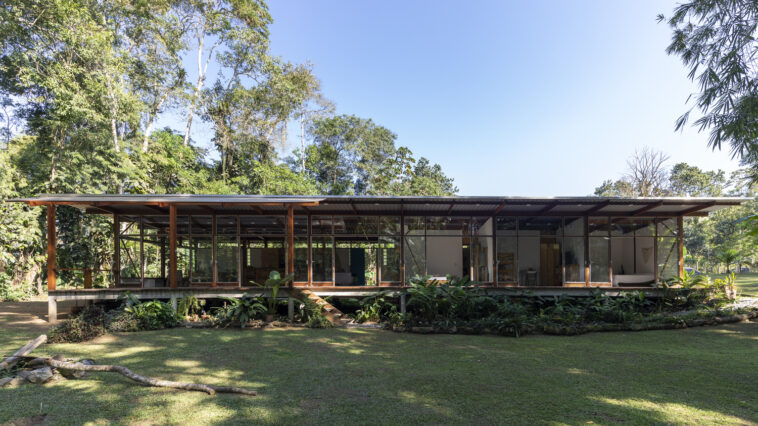 Canto Verde House by Kiti Vieira Arquitetura