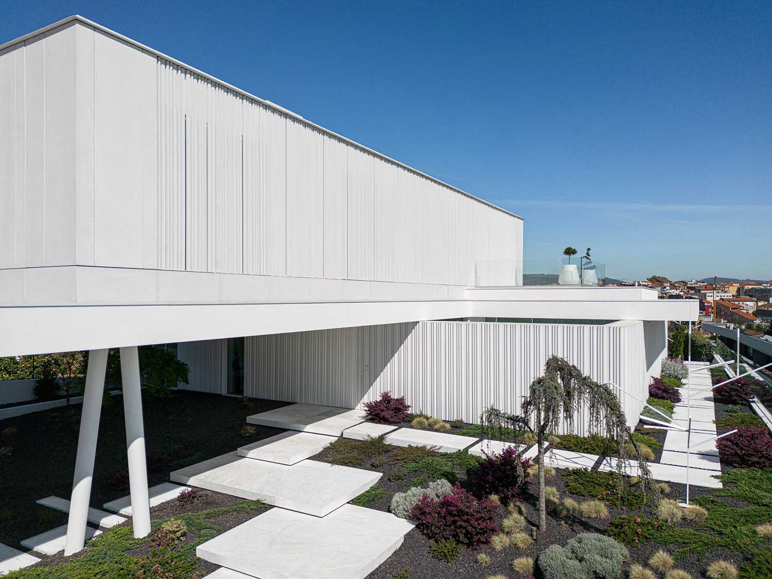 WhiteRisk House do atelier de arquitetura Risco Singular e fotog ...