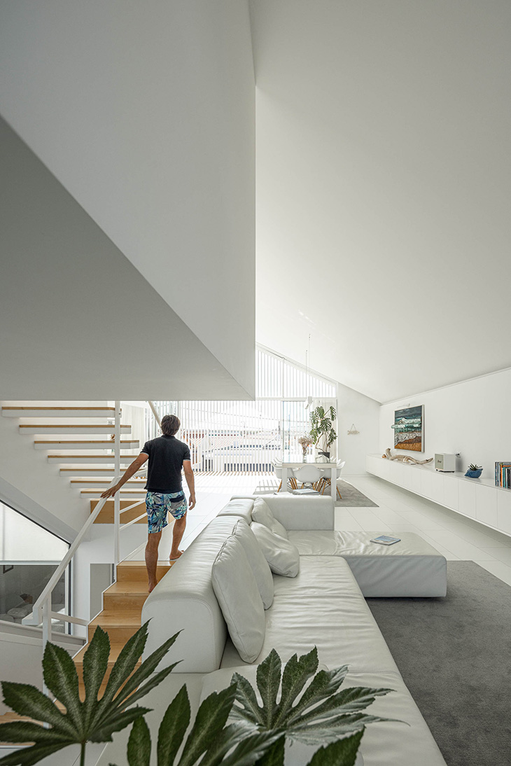 Rómulo Neto Arquitetos Builds The Perfect Seaside Home